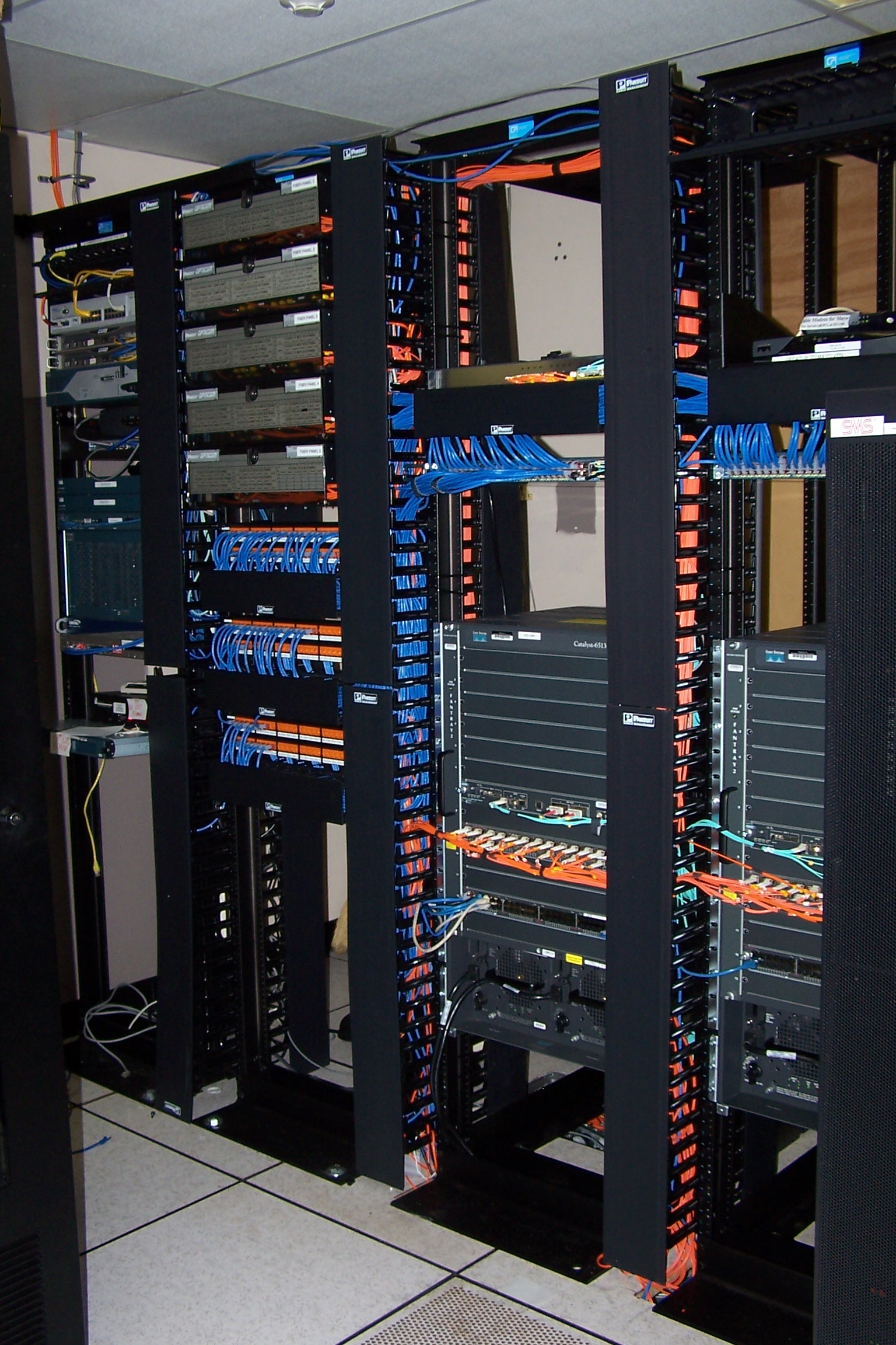 Solved: Cable Management with Chassis Switches | Experts Exchange